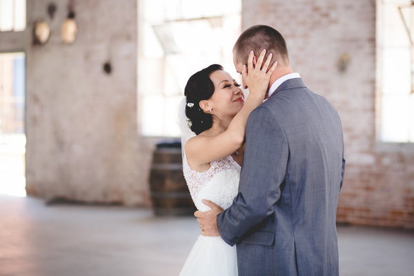 First Look Wedding Photos (How to Capture the Special Moment) - Pretty ...